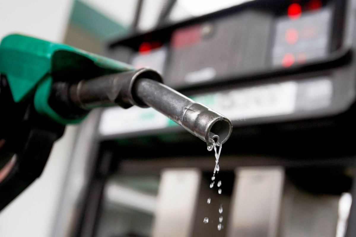 Cât costă benzina și motorina, de fapt, joi, după isteria de miercuri seară