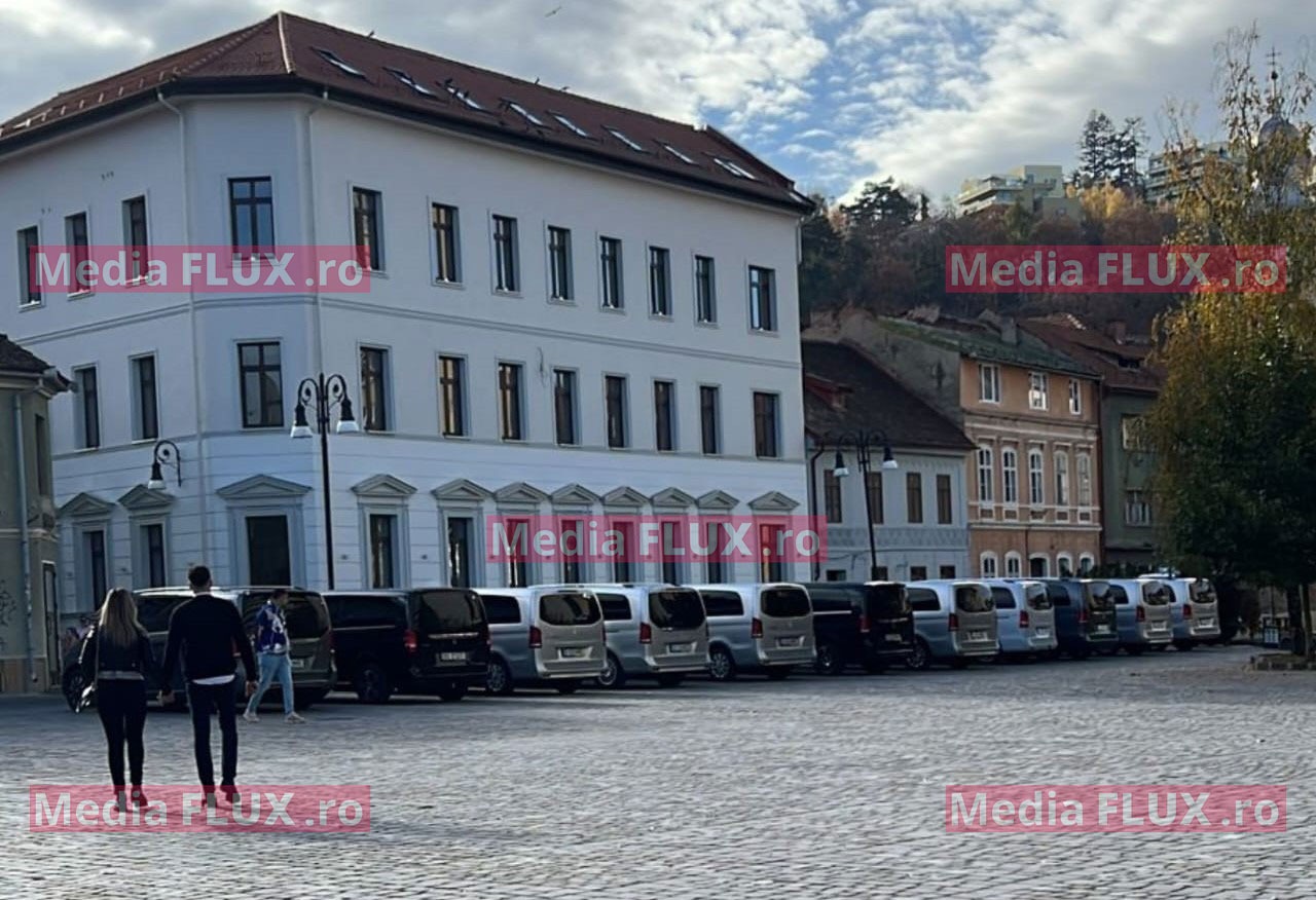 EXCLUSIV. Zeci de mașini de lux, parcate în fața restaurantului din ...