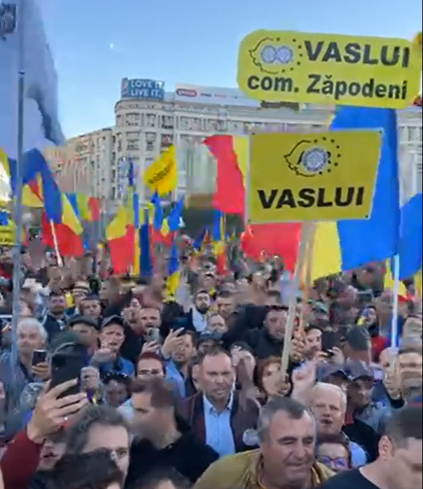 Proteste în București. George Simion, alături de simpatizanți AUR, marș ...