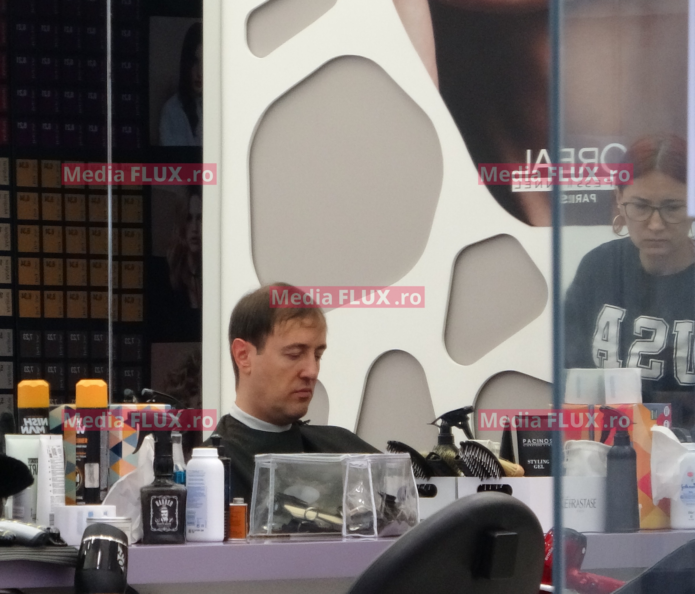 Călin Geambașu „furat” de un somn nevinovat pe scaunul de la frizer