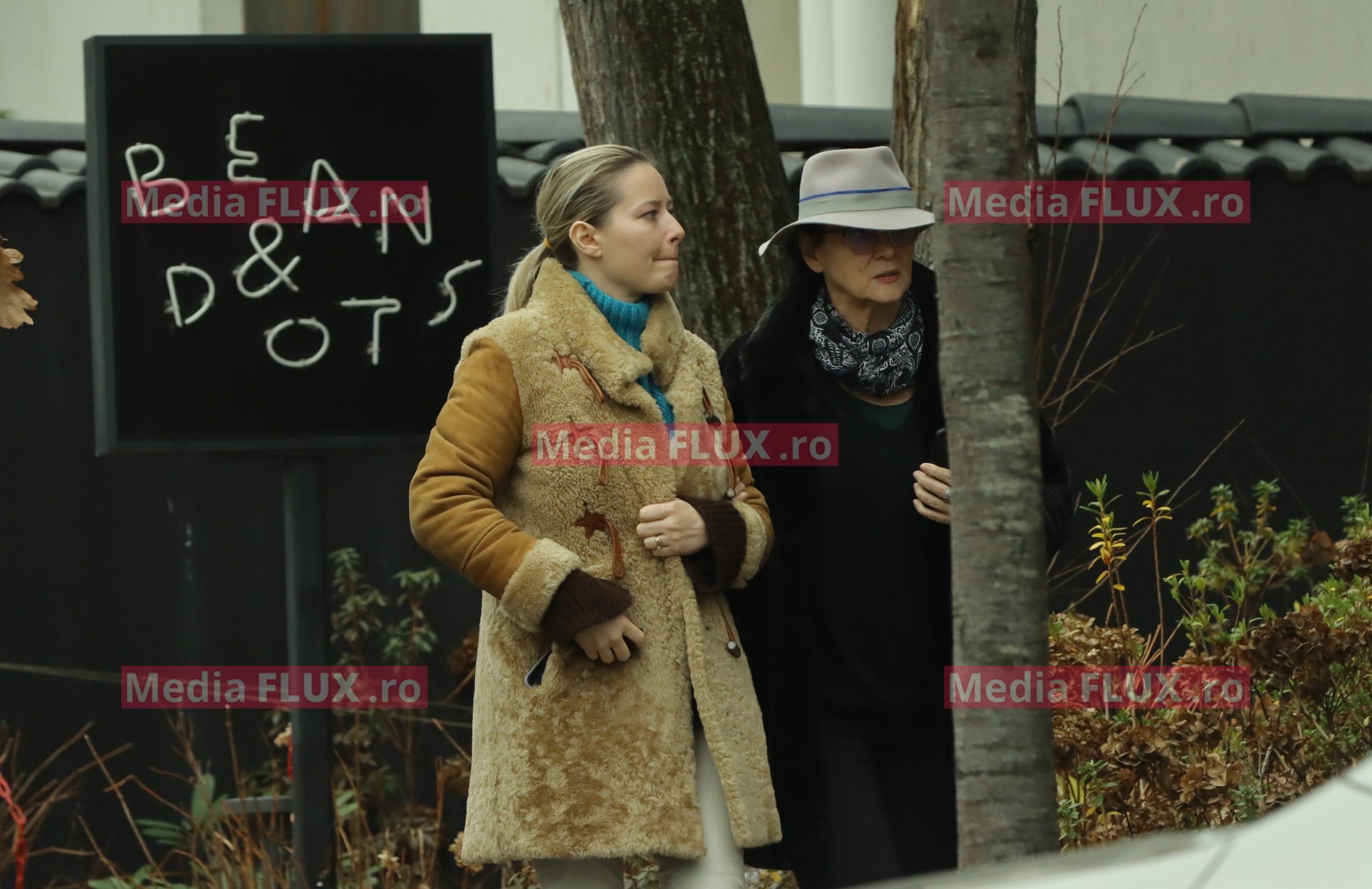 Mama actriței Laura Cosoi, o doamnă la brațul fiicei sale