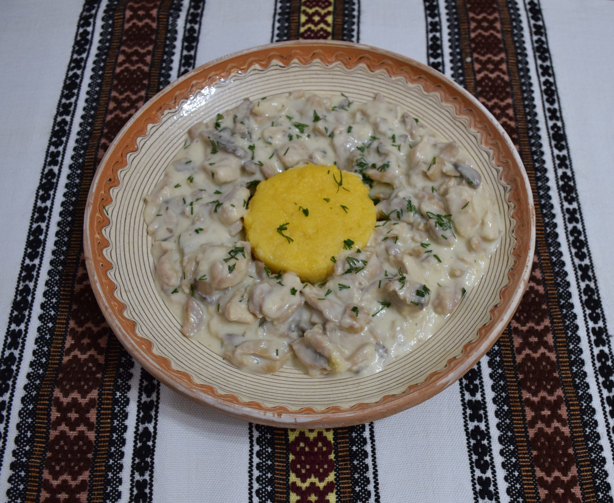 Rețetă ciulama de ciuperci. Se poate servi cu mămăligă