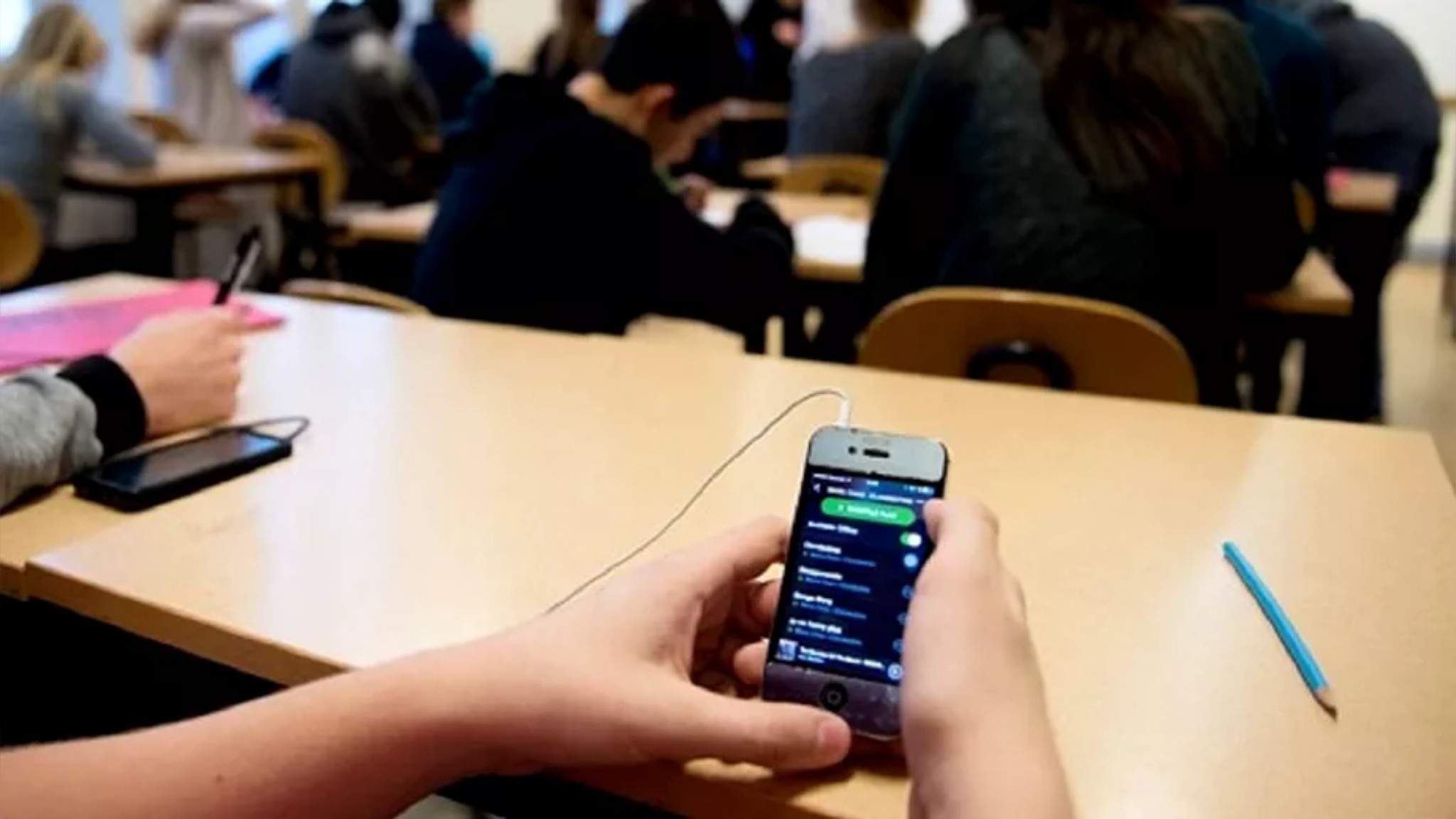 Când au voie elevii să folosească telefoanele mobile la școală. Ce ...