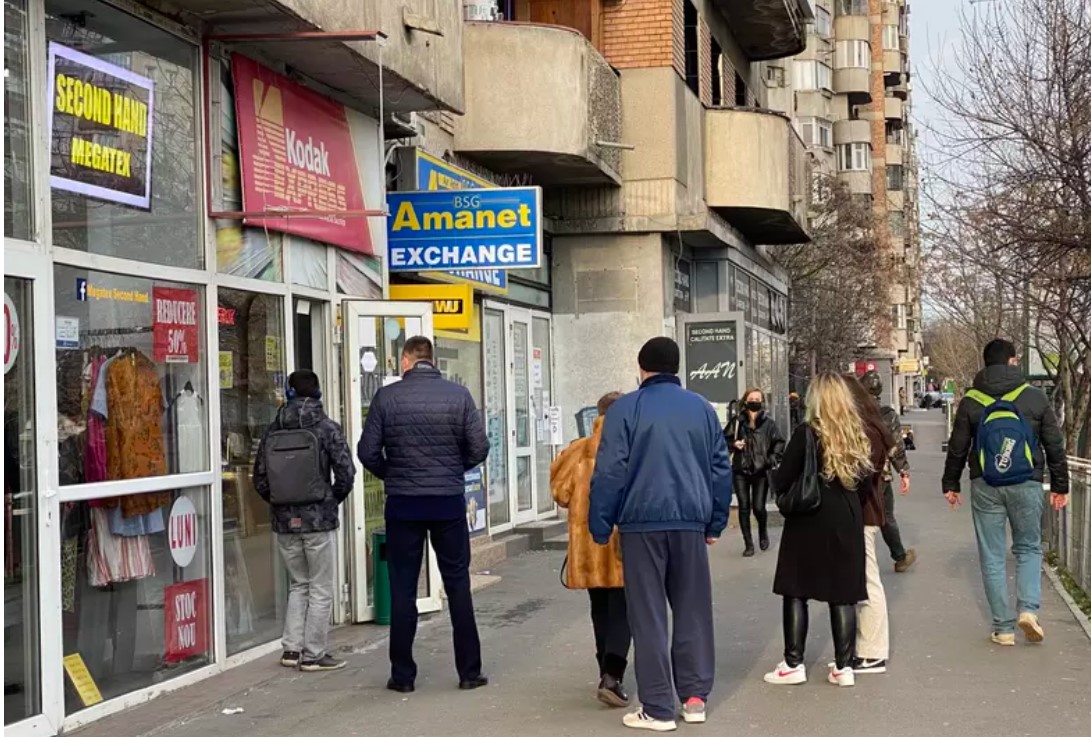 Sărăcia ne împinge spre casele de amanet. Profit record făcut de aceste ...