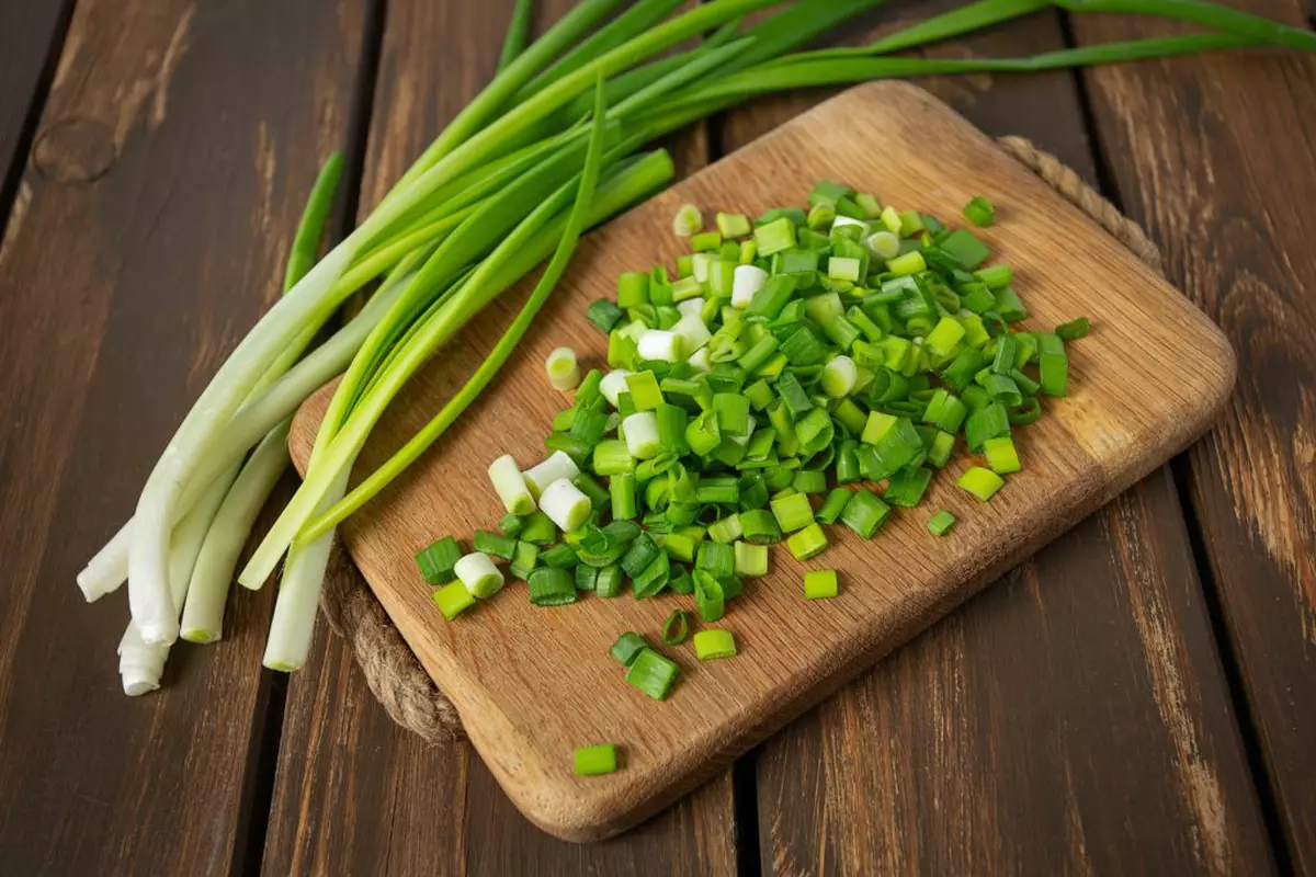⁠Idei de rețete cu ceapă verde. Simple și ușor de făcut