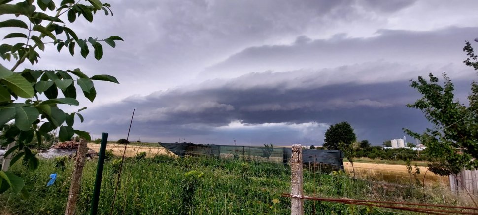 Ce sunt norii Shelf-Cloud, fenomenul rar surprins pe cerul României