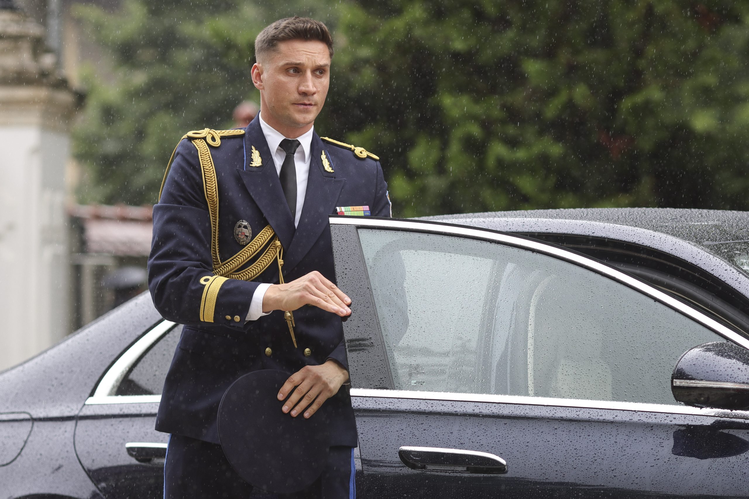 Ionuț, ofițerul SPP din echipa lui Nicușor Dan, devenit viral, a fost ...