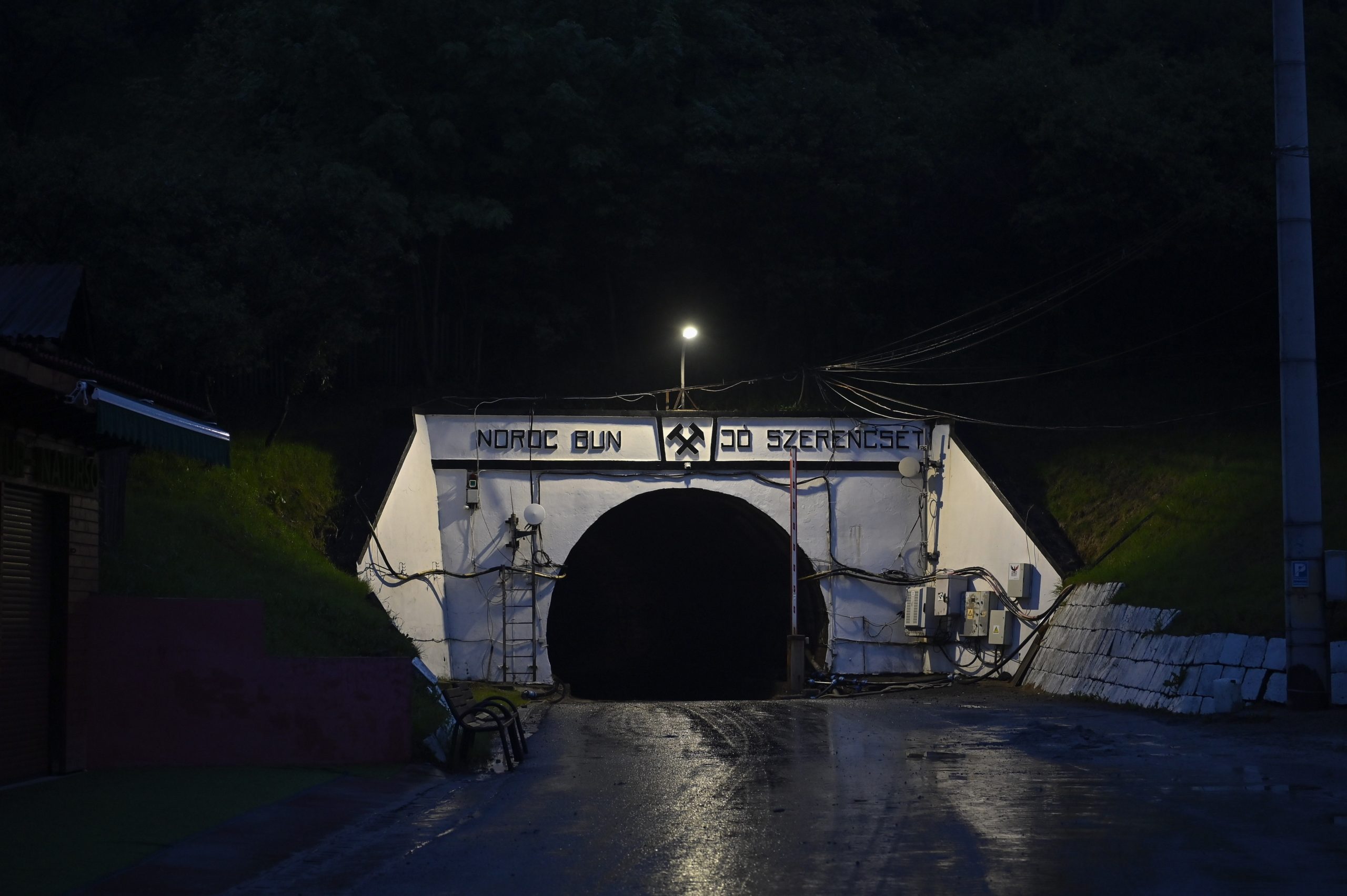 Situația a scăpat de sub control. Digul de la Salina Praid a cedat, iar ...