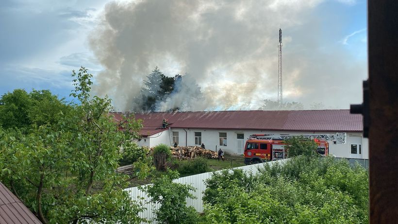Incendiu la o școală din județul Vrancea. Zeci de elevi și profesori au ...