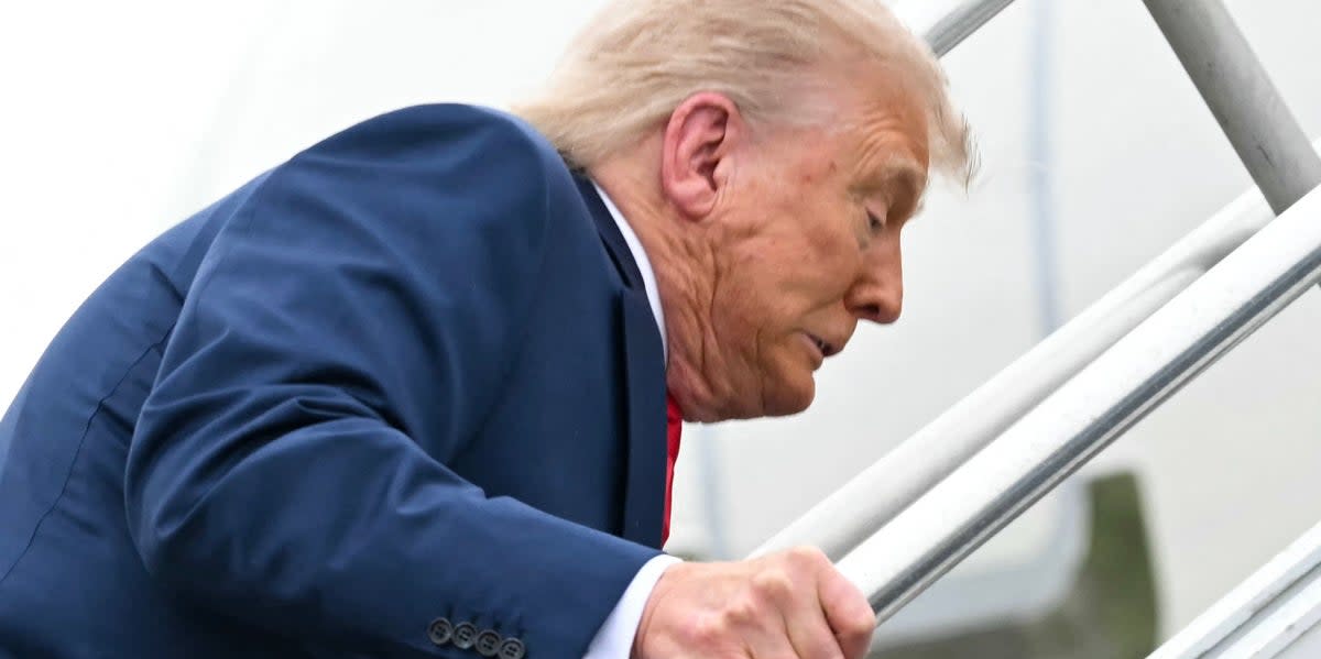 Trump, pe urmele lui Biden. Președintele SUA s-a împiedica în timp ce ...