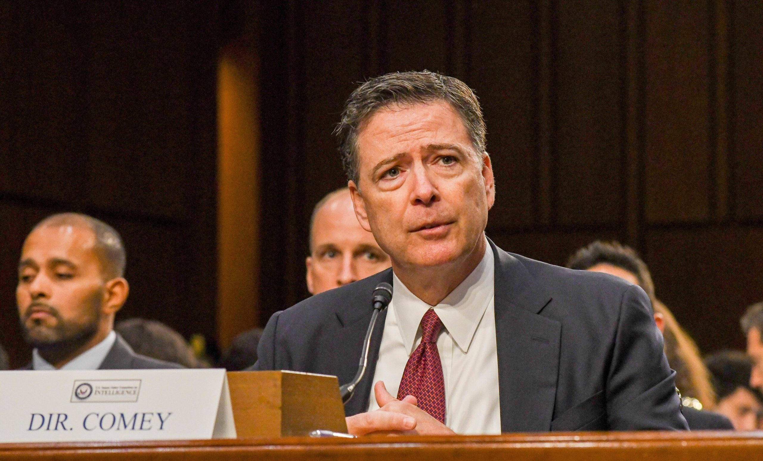 Fostul director al FBI, James Comey, pus sub acuzare. Trump și-a ...