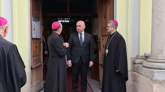 Bolojan, la Blaj, la căpătâiul Arhiepiscopul Major al Bisericii Greco ...