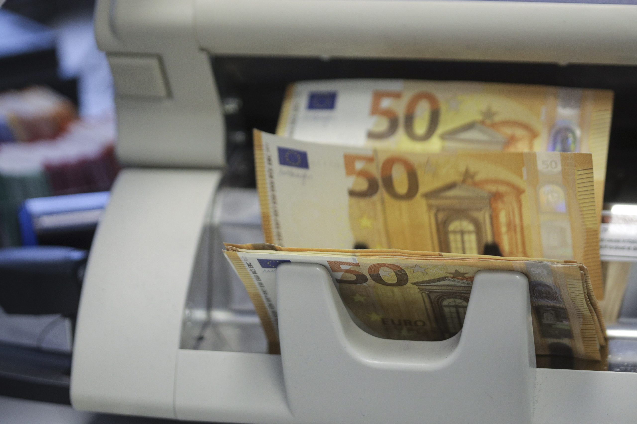Curs valutar BNR luni, 11 mai. Euro, cotat la 5.2222 lei, în scădere ...
