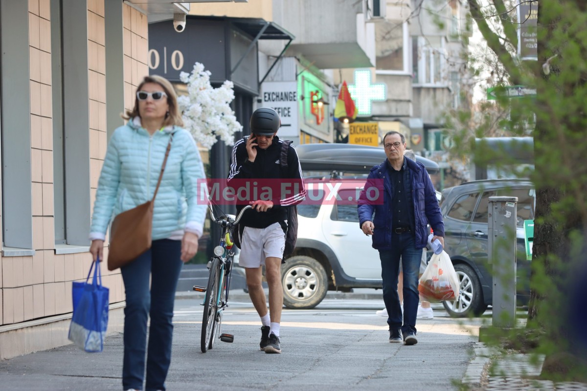 Cosmin Cernat se plimbă slab și anonim cu bicicleta prin București