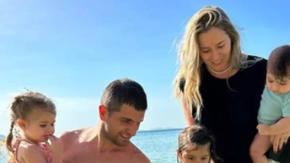 Laura Cosoi cu soțul și cei 3 copii, în vacanță de o lună
