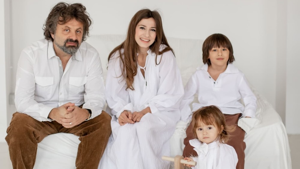 Dana Rogoz are o fetiță... delicioasă. Video când îi cântă „La mulți ...